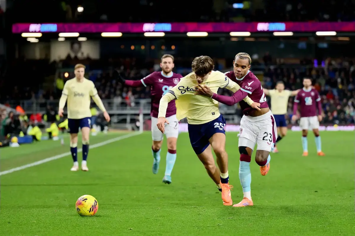 Newcastle have Alexander Isak problem that struggling Eddie Howe must ...